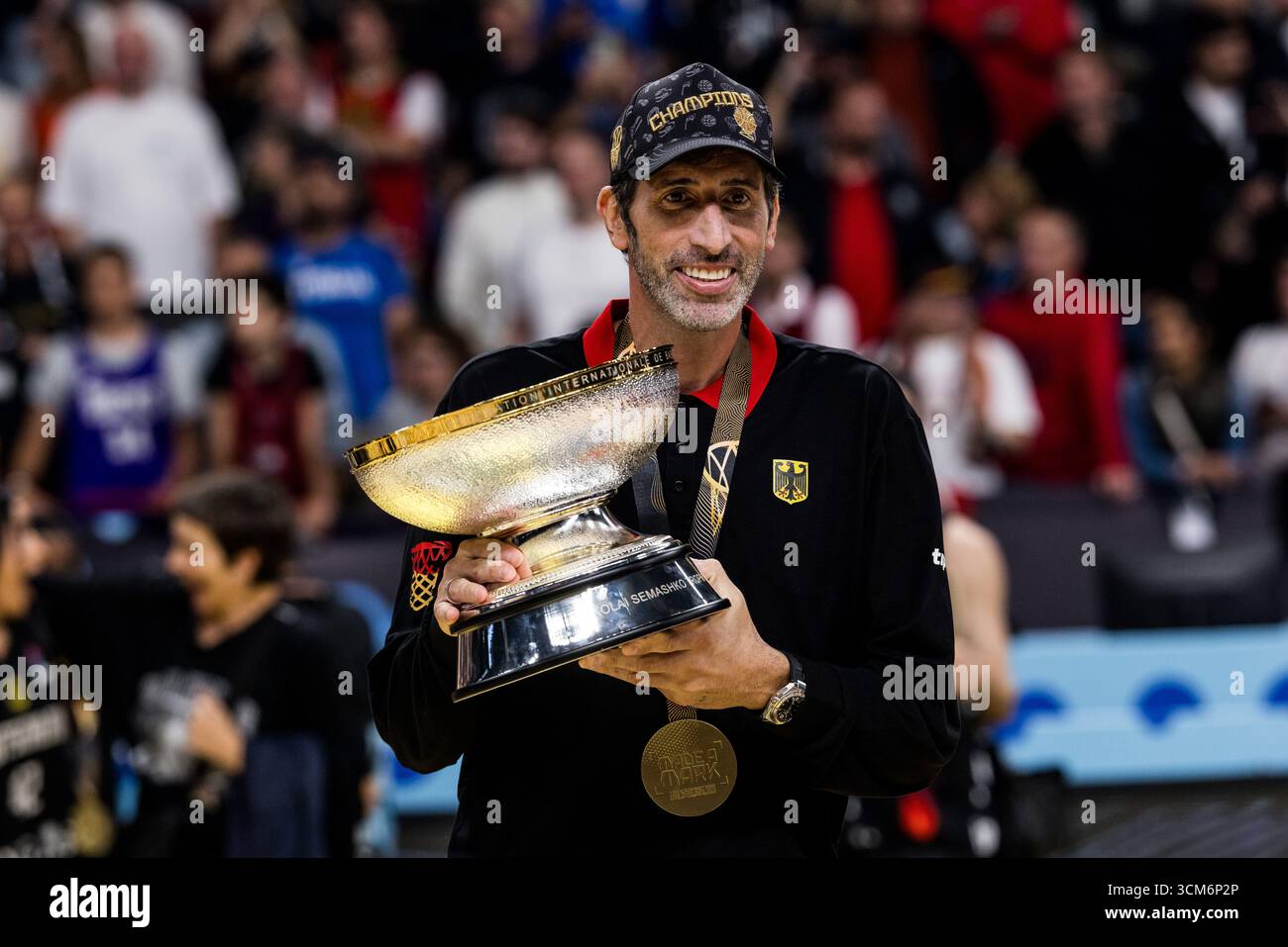 Alex Mumbru (Bundestrainer Deutschland) mit Pokal, Gold Medaille, l ...