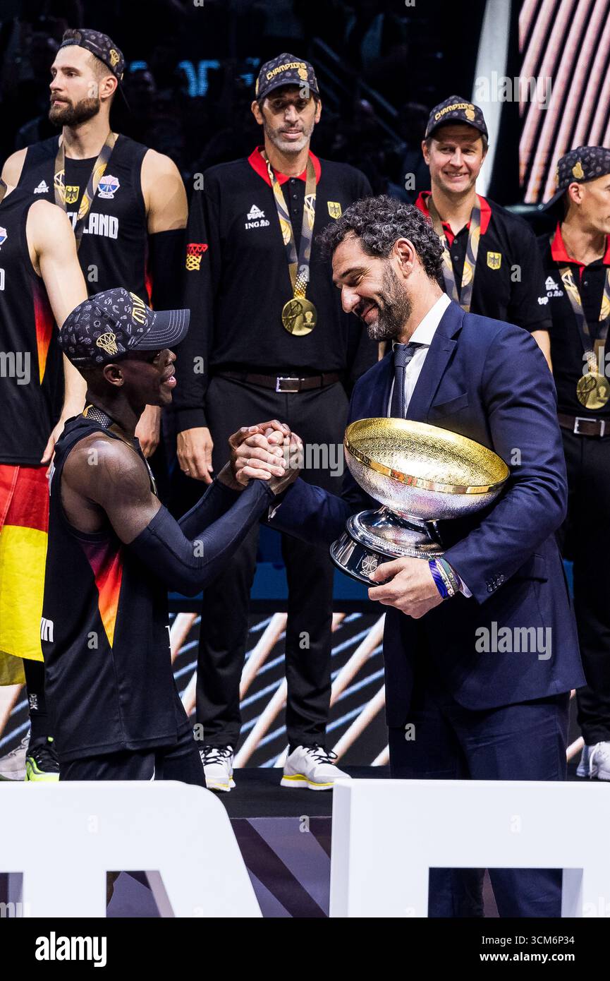 Dennis Schr?der (Deutschland, 17) bekommt den Pokal von Jorge Garbajosa (FIBA Europe President ...