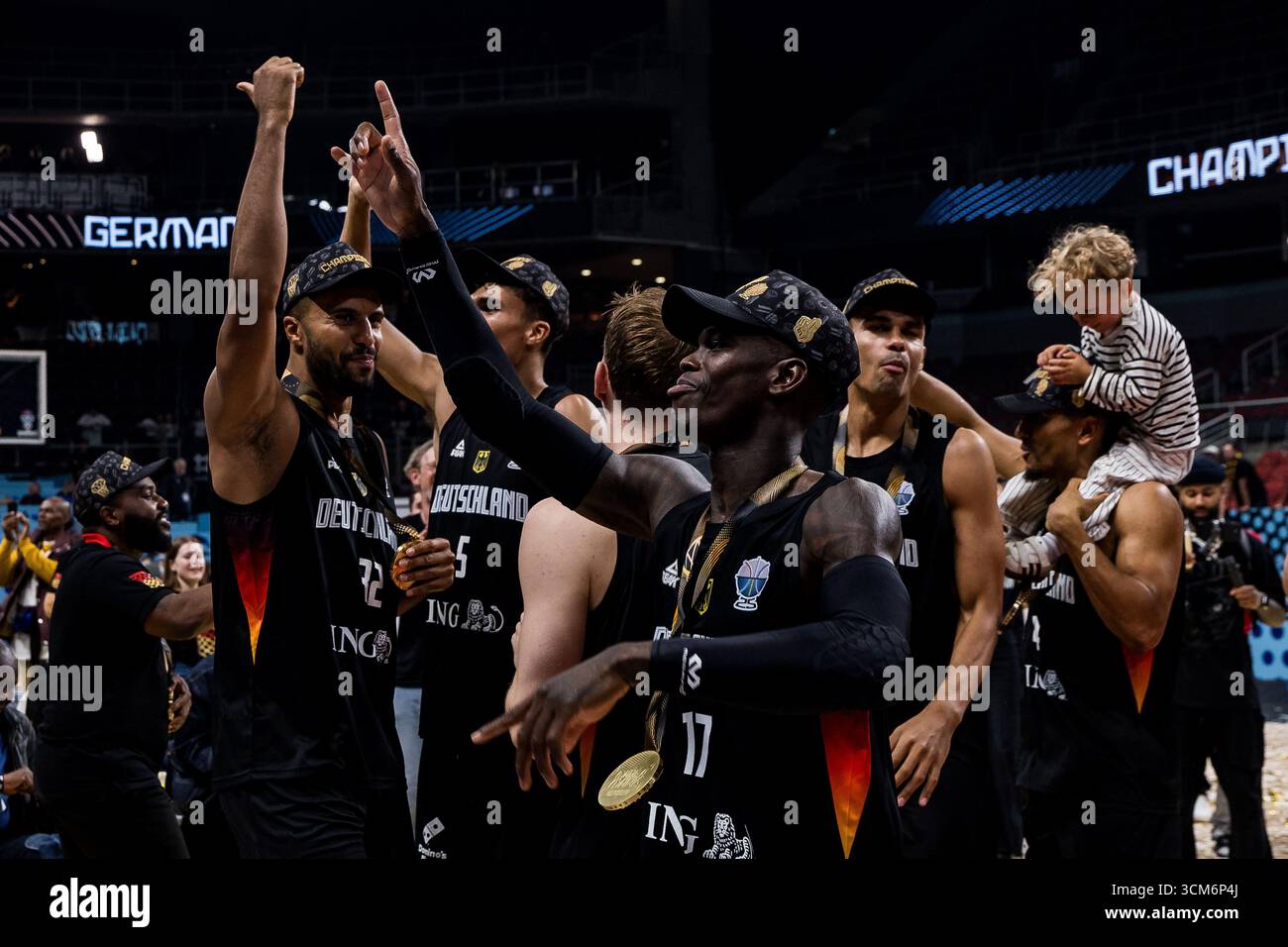 Die Mannschaft h?pft und springt mit den Fans und feiert den Sieg Gold, Europameister Dennis ...