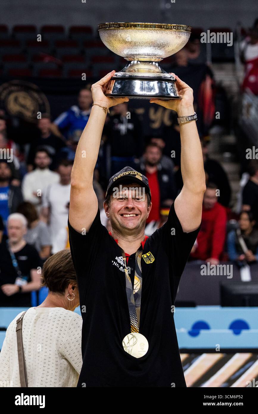 Alan Ibrahimagic (Co-Trainer Deutschland) mit Troph?e und Gold Medaille FIBA EuroBasket 2025 ...