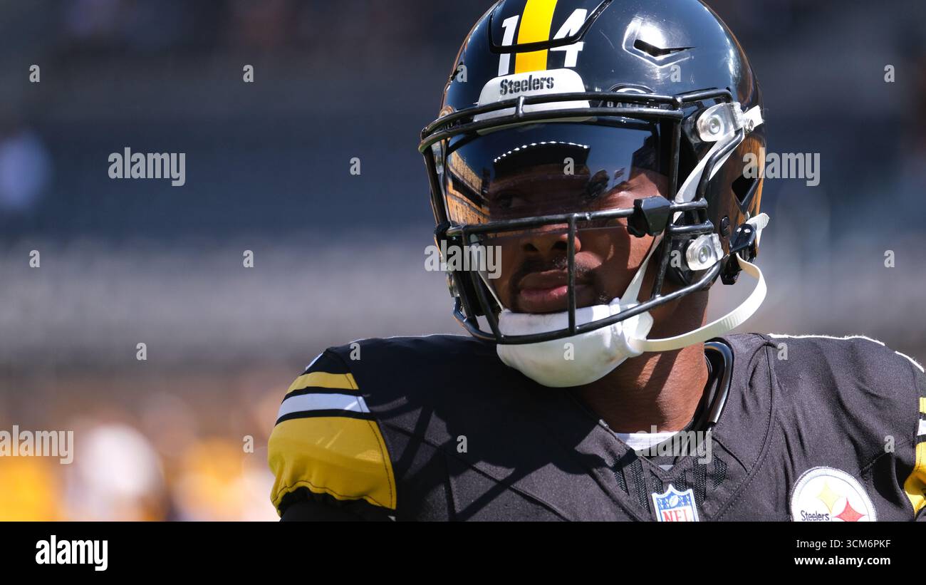 SEPT 14, 2025: Kenneth Gainwell #14 during the 2025 Steelers vs ...