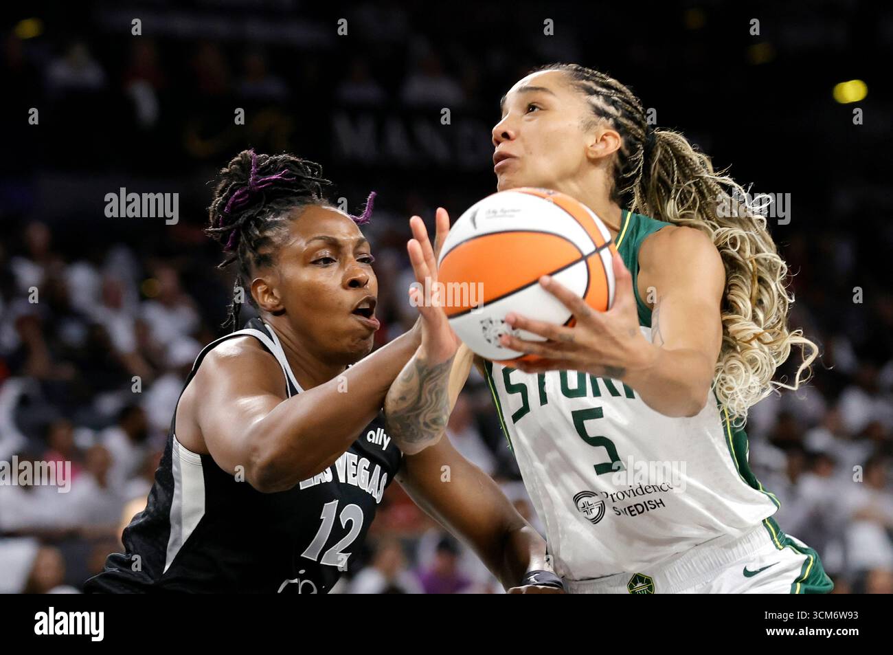 Seattle Storm forward Gabby Williams (5) drives against Las Vegas Aces ...