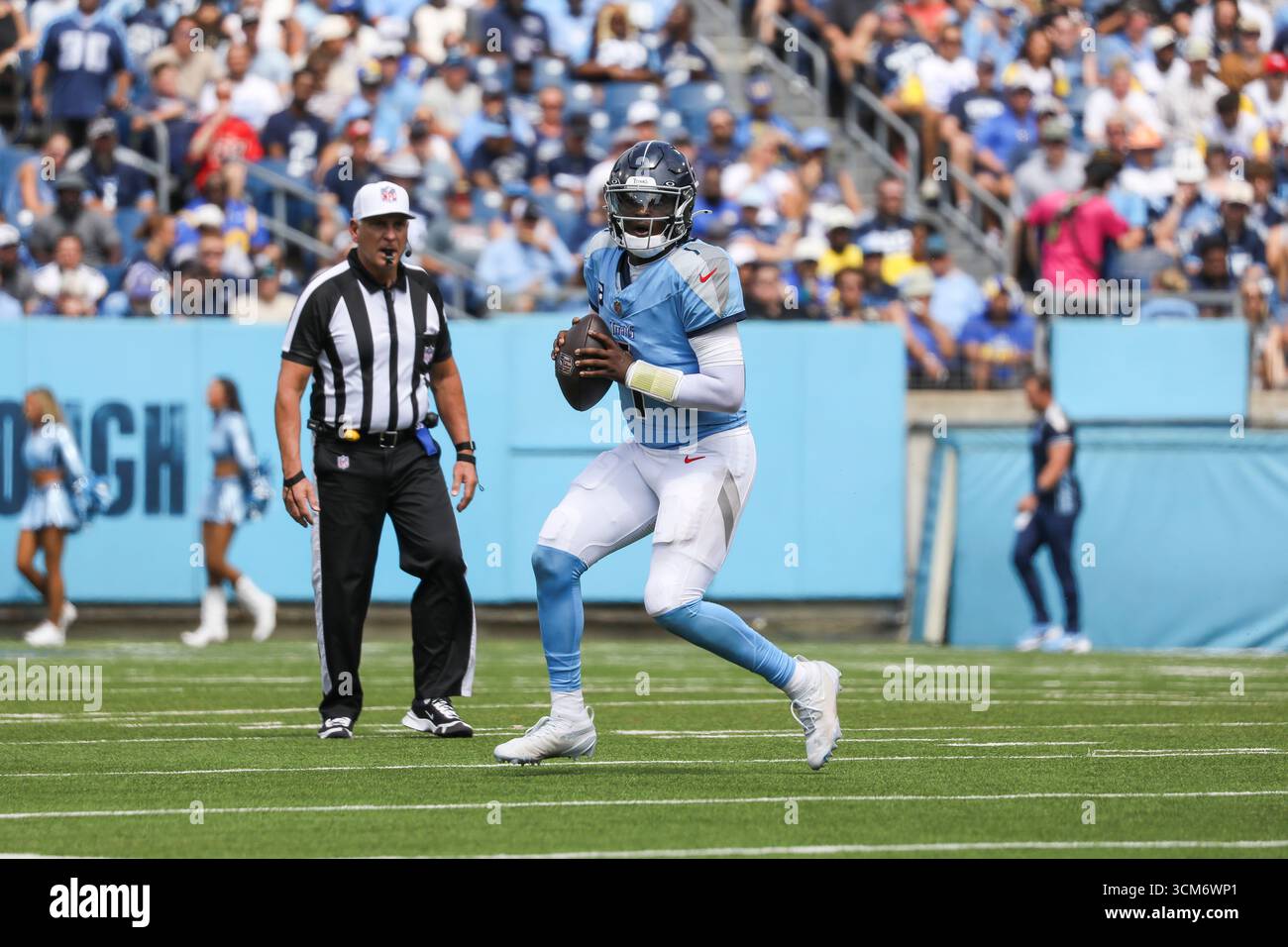 Tennessee Titans quarterback Cam Ward (1) looks to throw a pass during ...