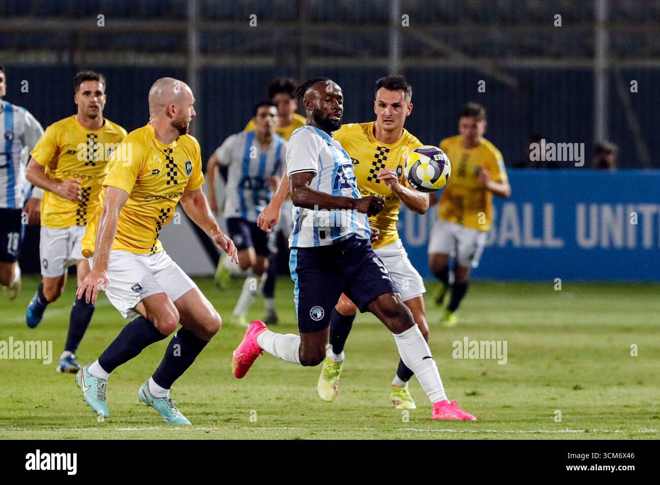 (250915) -- CAIRO, Sept. 15, 2025 (Xinhua) -- Fiston Mayele (front C ...