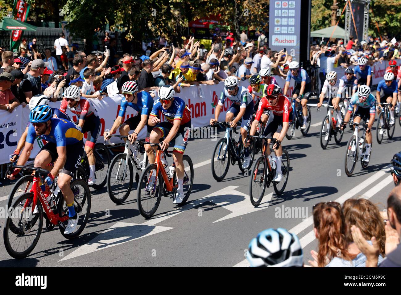 (250915) -- ROMANIA, Sept. 15, 2025 (Xinhua) -- Cyclists compete during ...