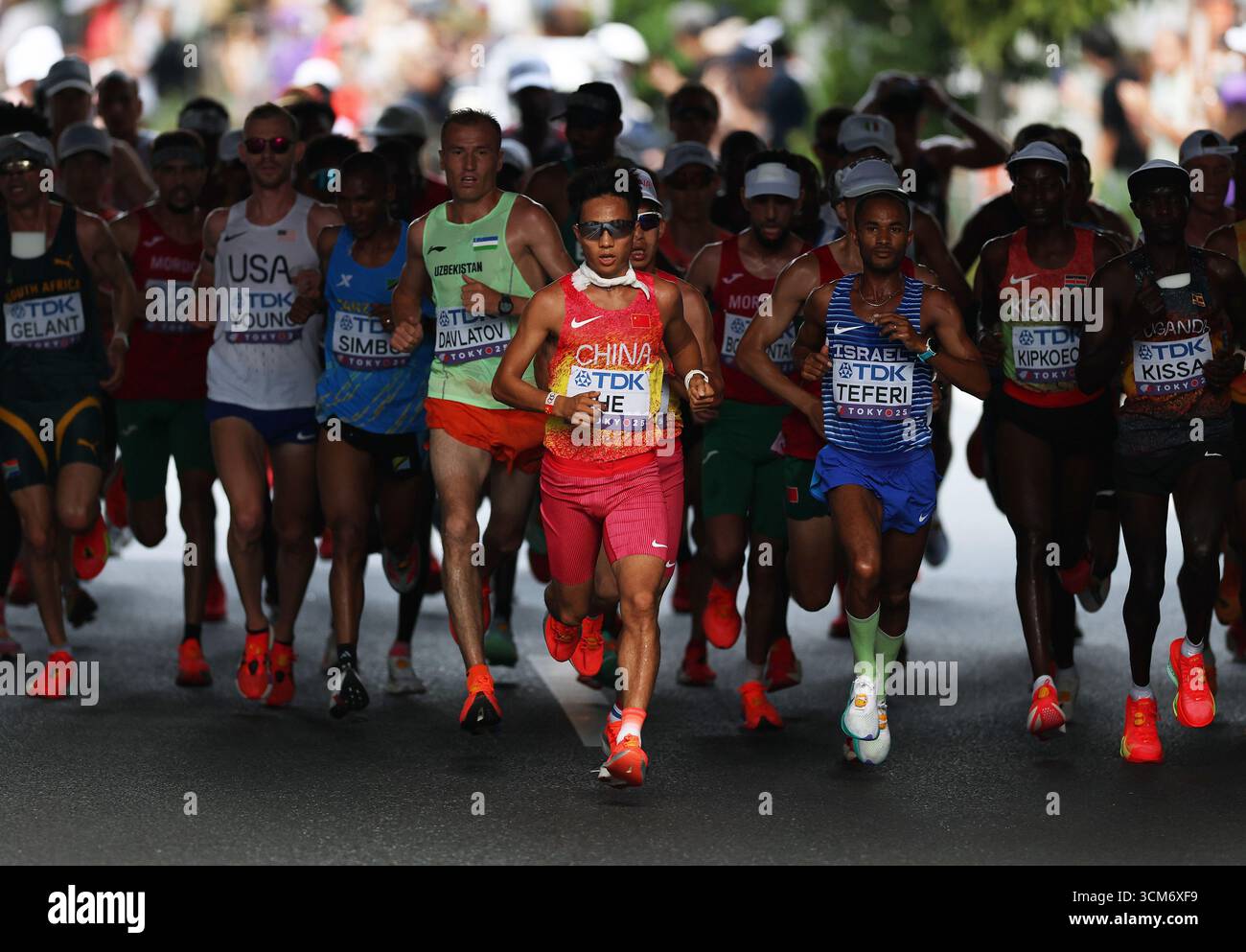(250915) -- TOKYO, Sept. 15, 2025 (Xinhua) -- He Jie (C) of China ...