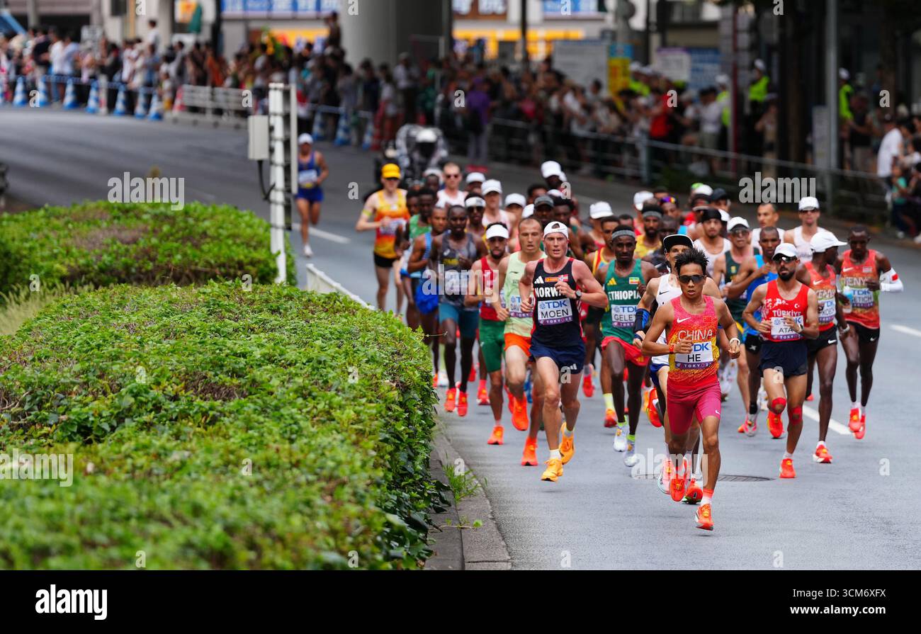 (250915) -- TOKYO, Sept. 15, 2025 (Xinhua) -- He Jie (front) of China ...