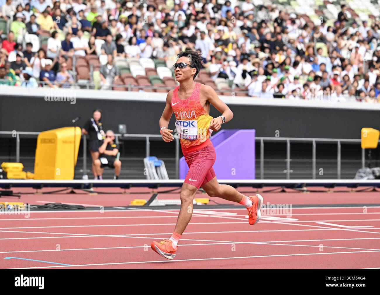 (250915) -- TOKYO, Sept. 15, 2025 (Xinhua) -- He Jie of China competes ...