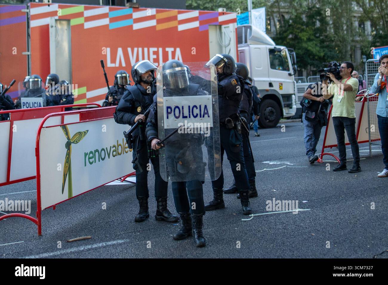 Spanish riot police charge at pro-Palestinian protesters during the ...