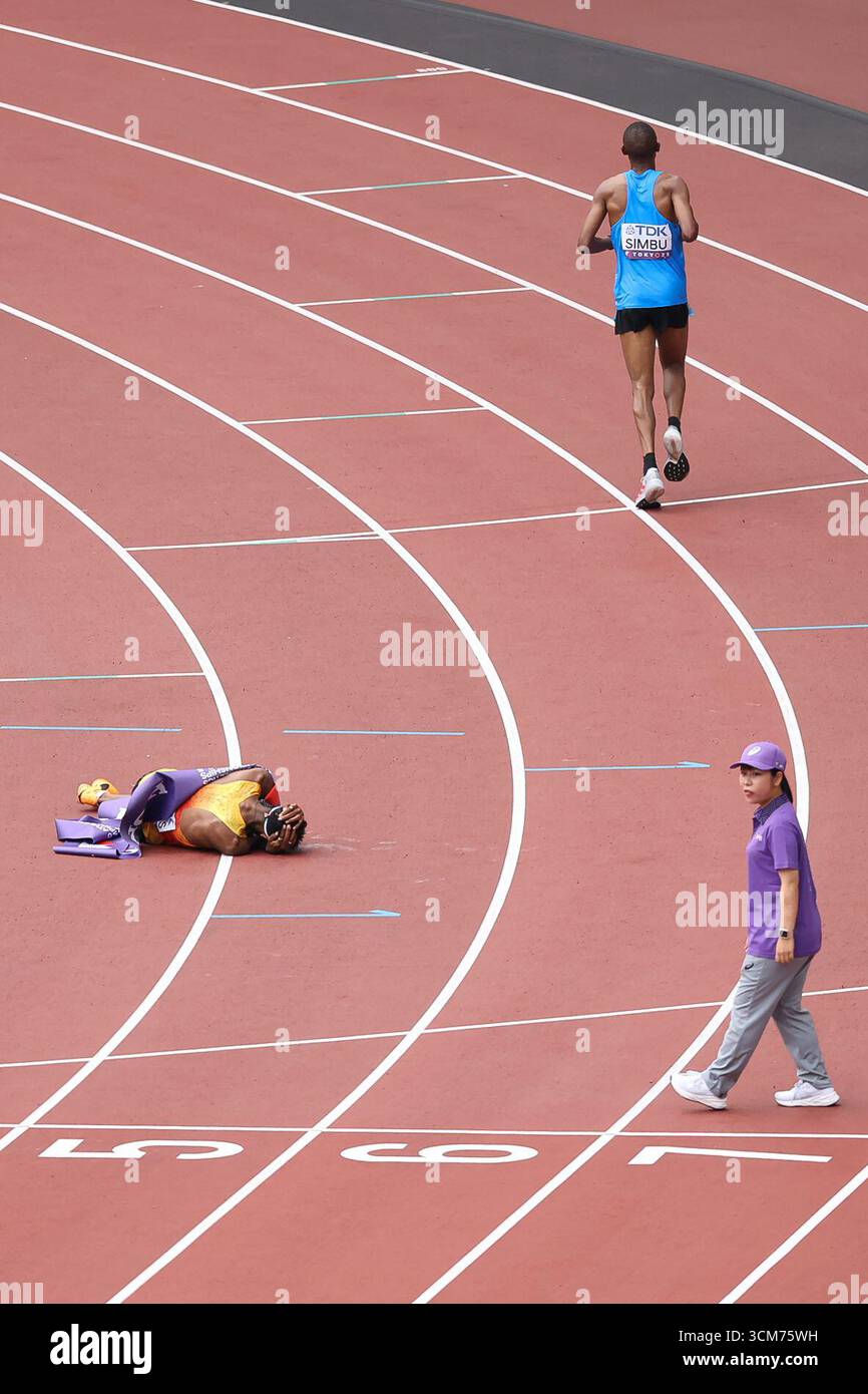 Alphonce Felix Simbu (TAN) overtakes Amanal Petros (GER) on the line in ...