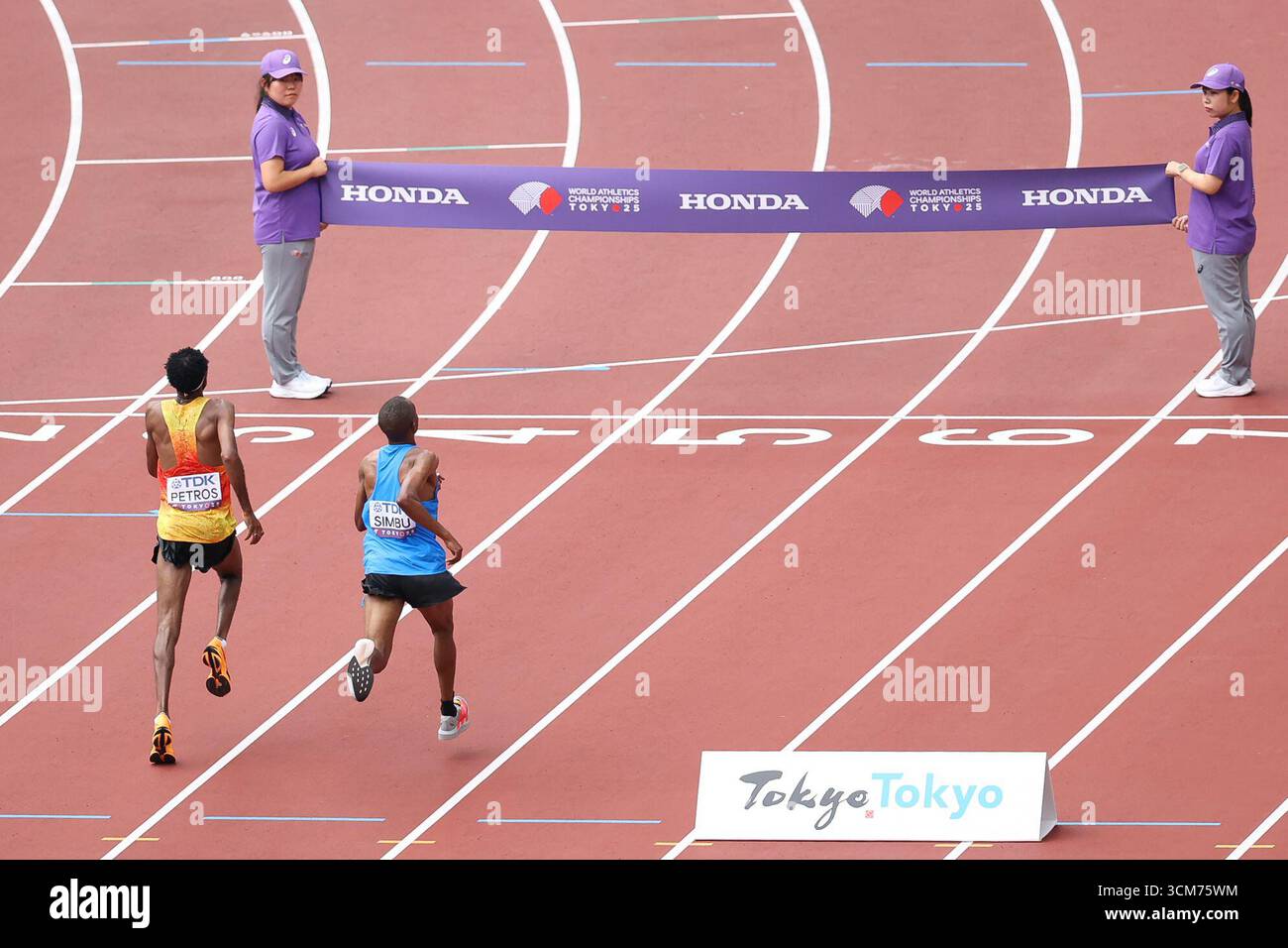 Alphonce Felix Simbu (TAN) overtakes Amanal Petros (GER) on the line in ...