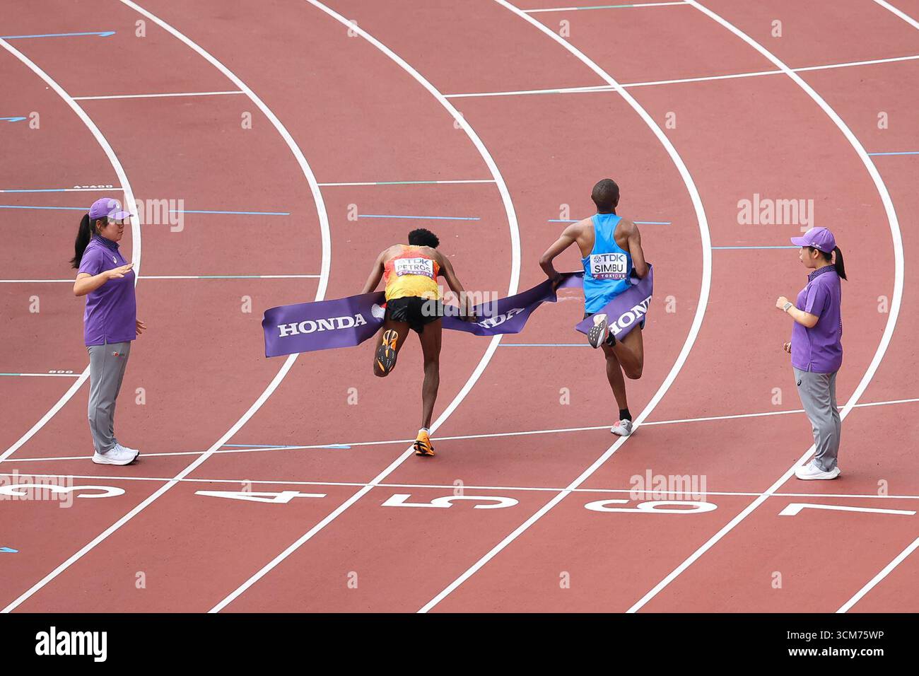 Alphonce Felix Simbu (TAN) overtakes Amanal Petros (GER) on the line in ...