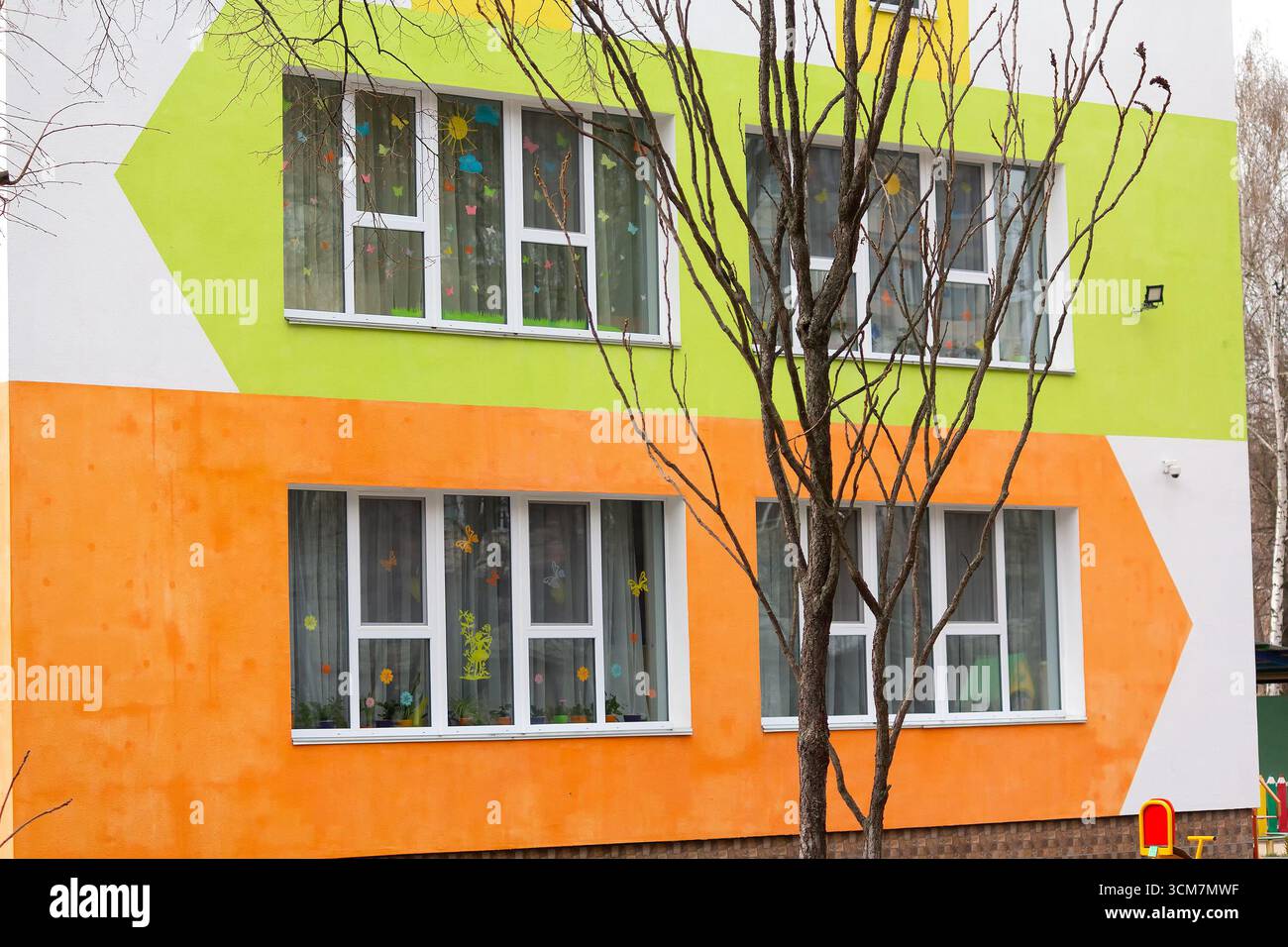 School green lawn public building hi-res stock photography and images ...