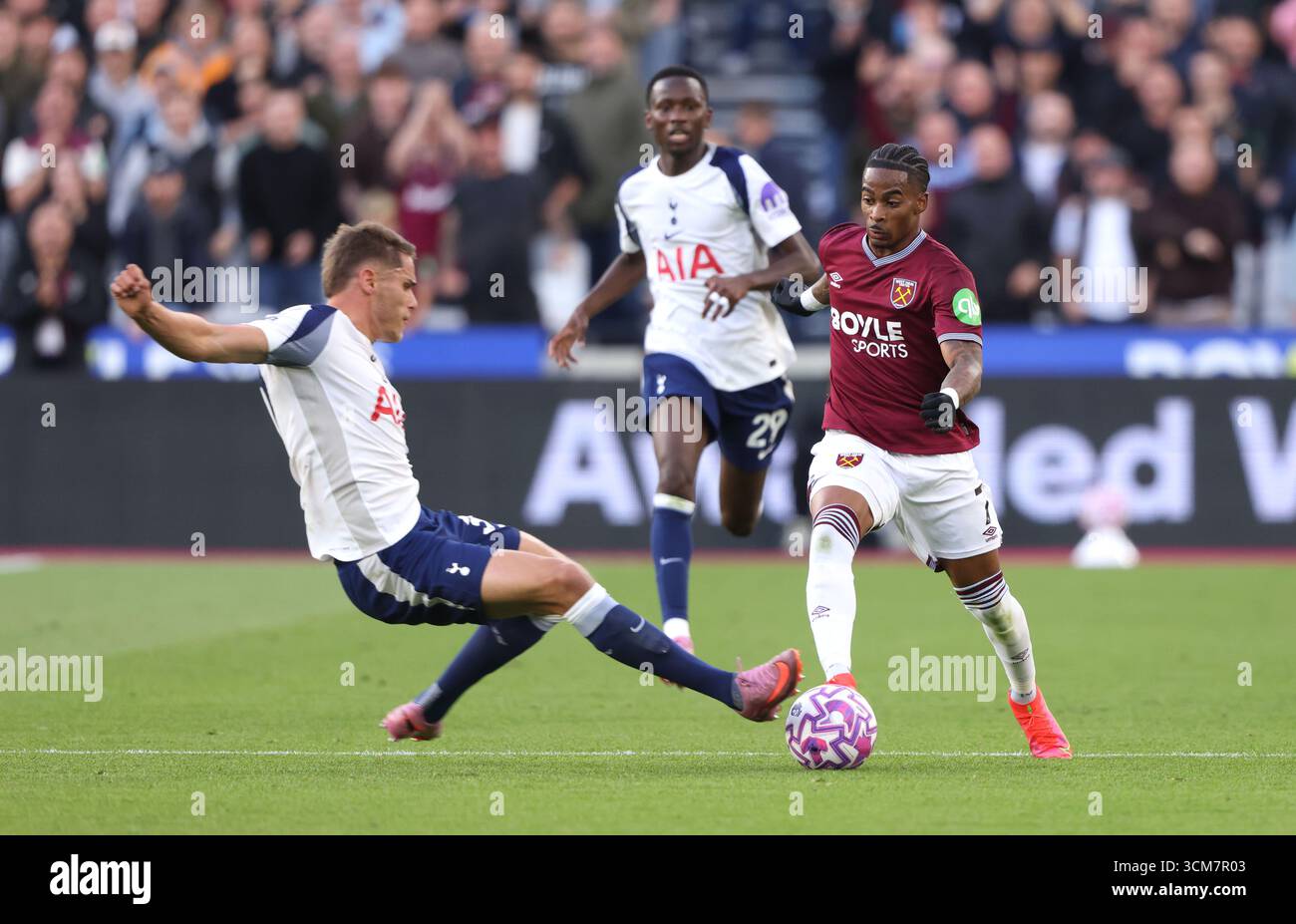 Micky van de Ven (TH) Crysencio Summerville (WHU) at the West Ham ...