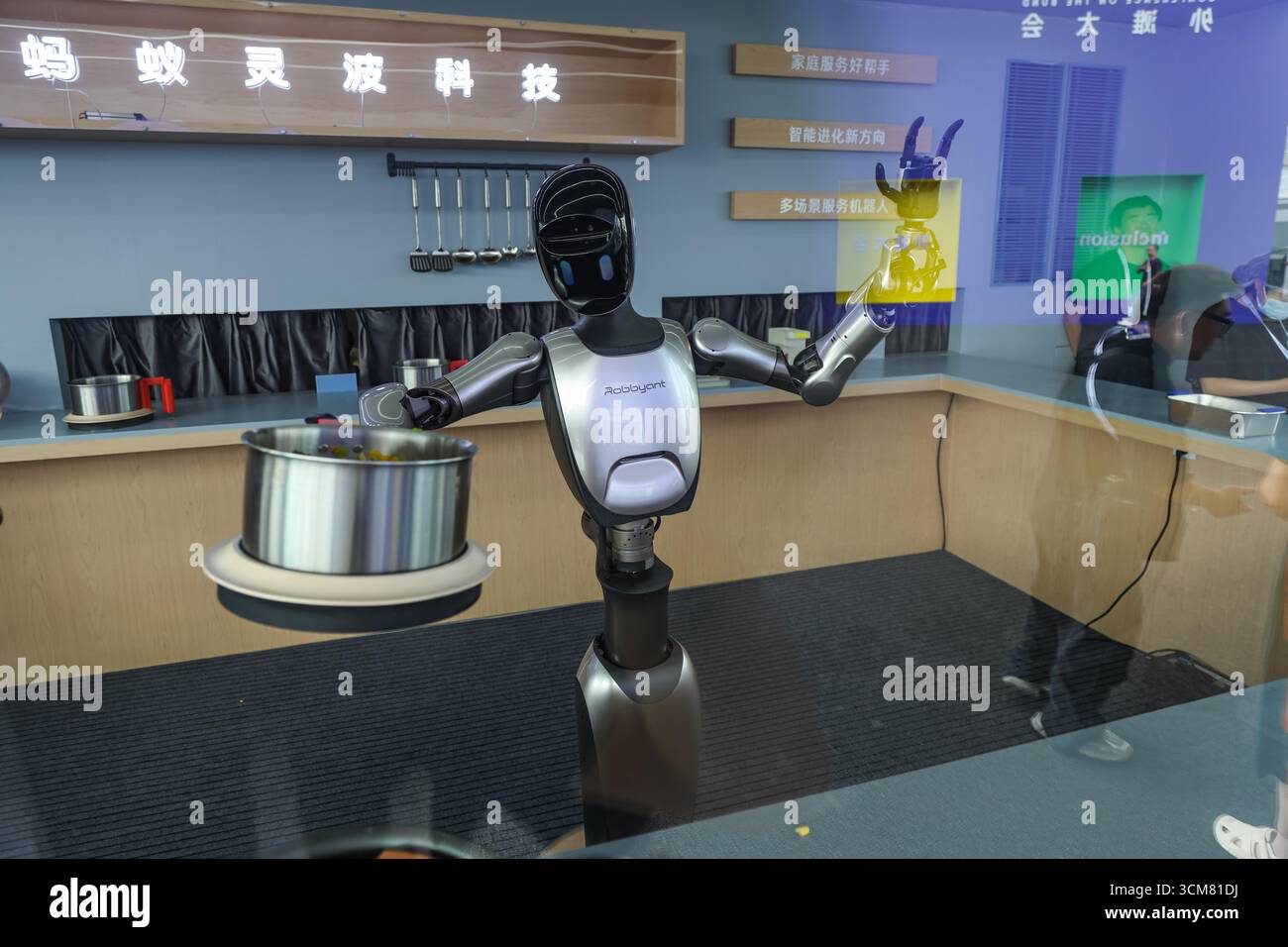 Robot chefs make debut at the 2025 Inclusion Conference on the Bund in ...
