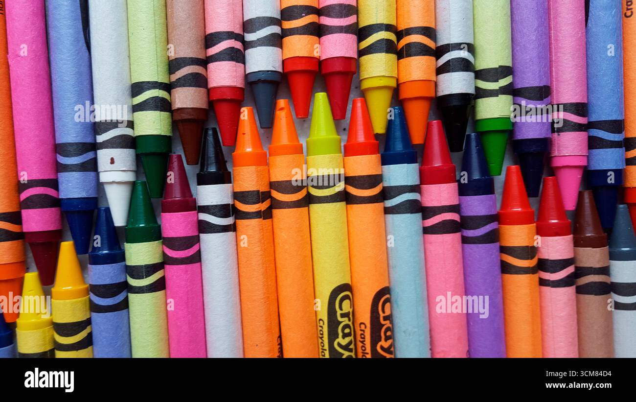 rainbow of colored crayons Stock Photo - Alamy