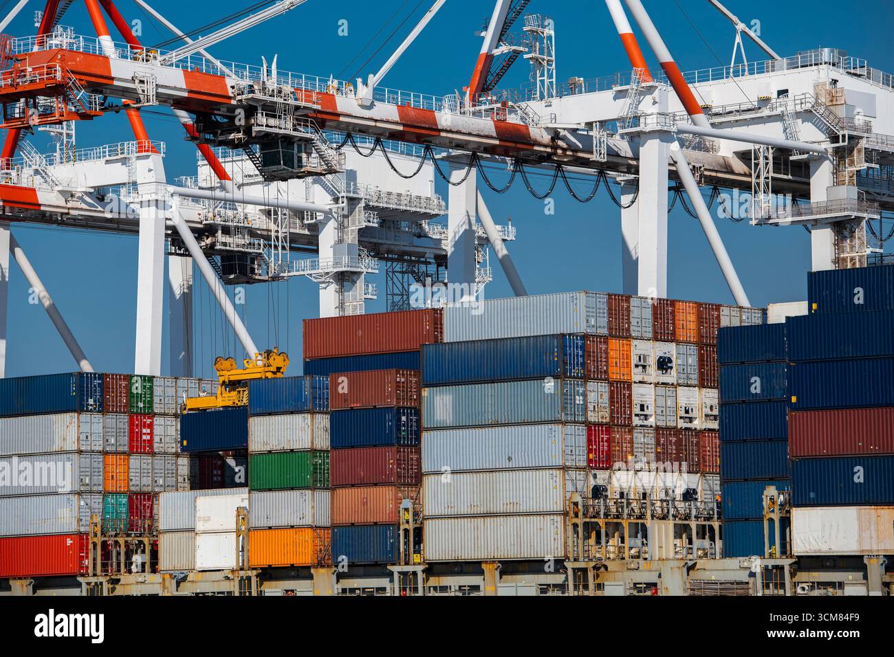 unloading a container vessel at Brisbane harbour Stock Photo - Alamy