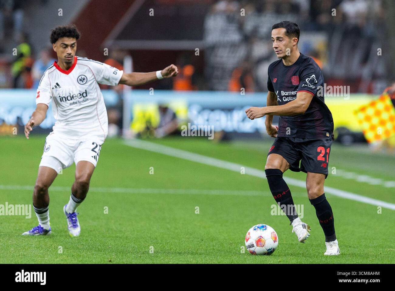 Nathaniel Brown (Eintracht Frankfurt, 21), Lucas Vazquez (Bayer 04 ...