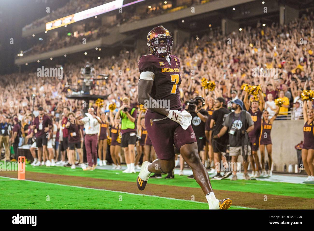 Arizona State Sun Devils tight end Chamon Metayer (7) runs for a ...