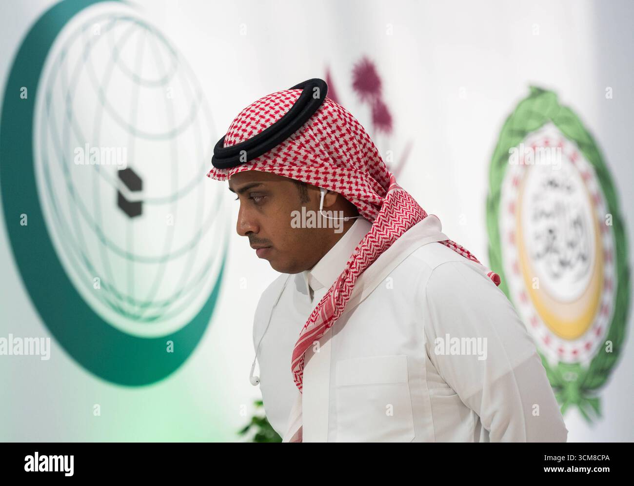 EMERGENCY ARAB-ISLAMIC-SUMMIT IN DOHA A media number is standing at the ...