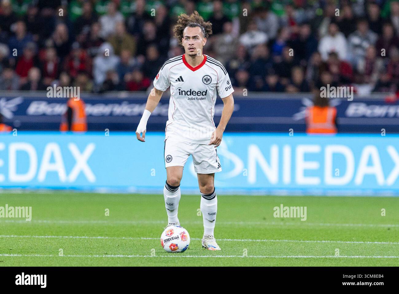 Arthur Theate (Eintracht Frankfurt, 3). Bundesliga, Bayer 04 Leverkusen ...