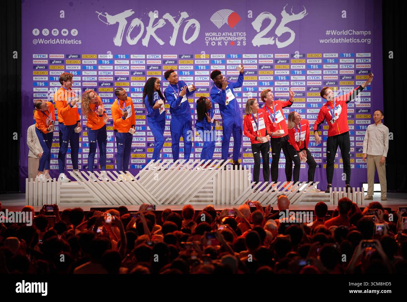 (250915) -- TOKYO, Sept. 15, 2025 (Xinhua) -- Gold medalists team of ...