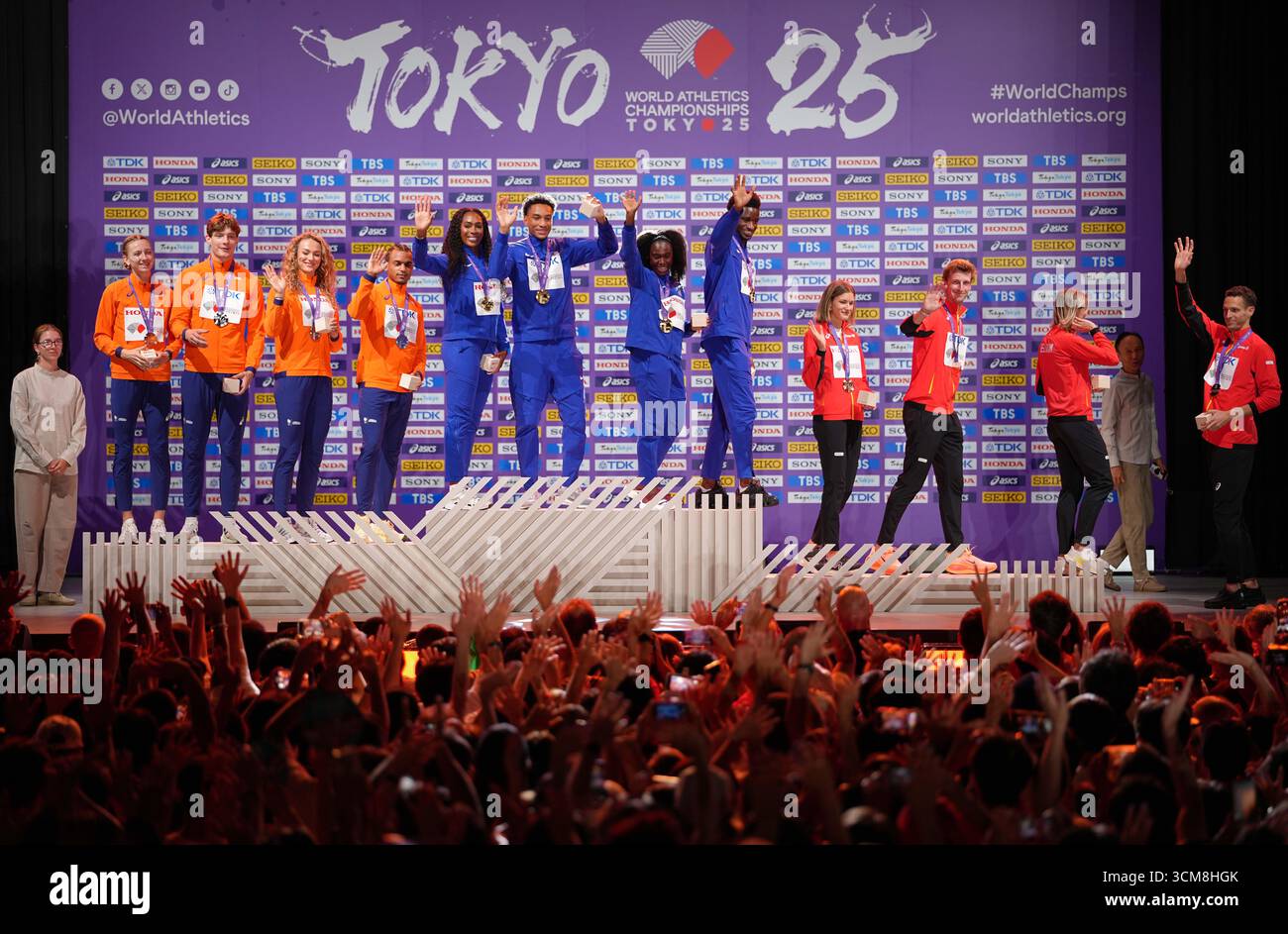 (250915) -- TOKYO, Sept. 15, 2025 (Xinhua) -- Gold medalists team of ...