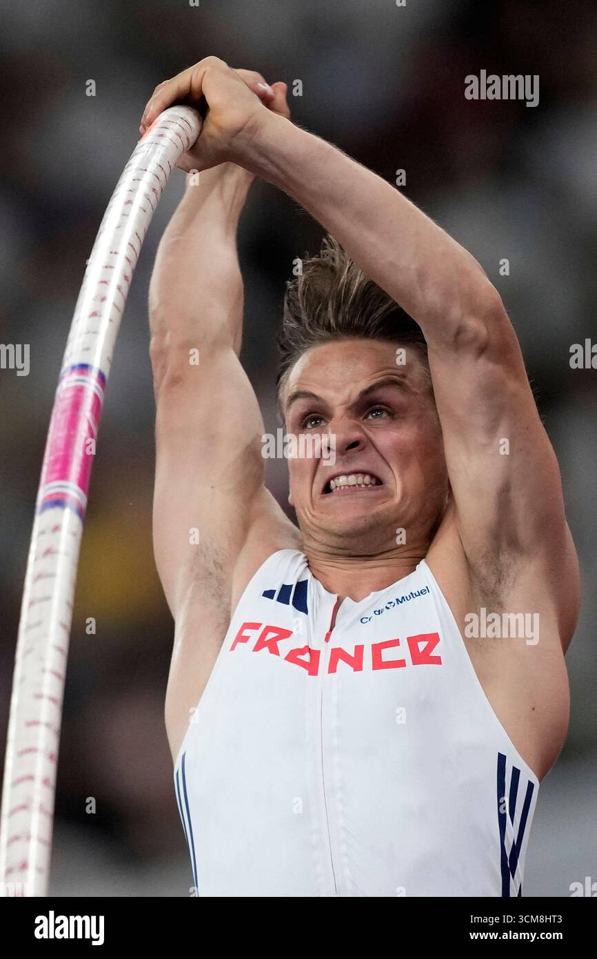 France's Thibaut Collet competes in the men's pole vault final at the ...