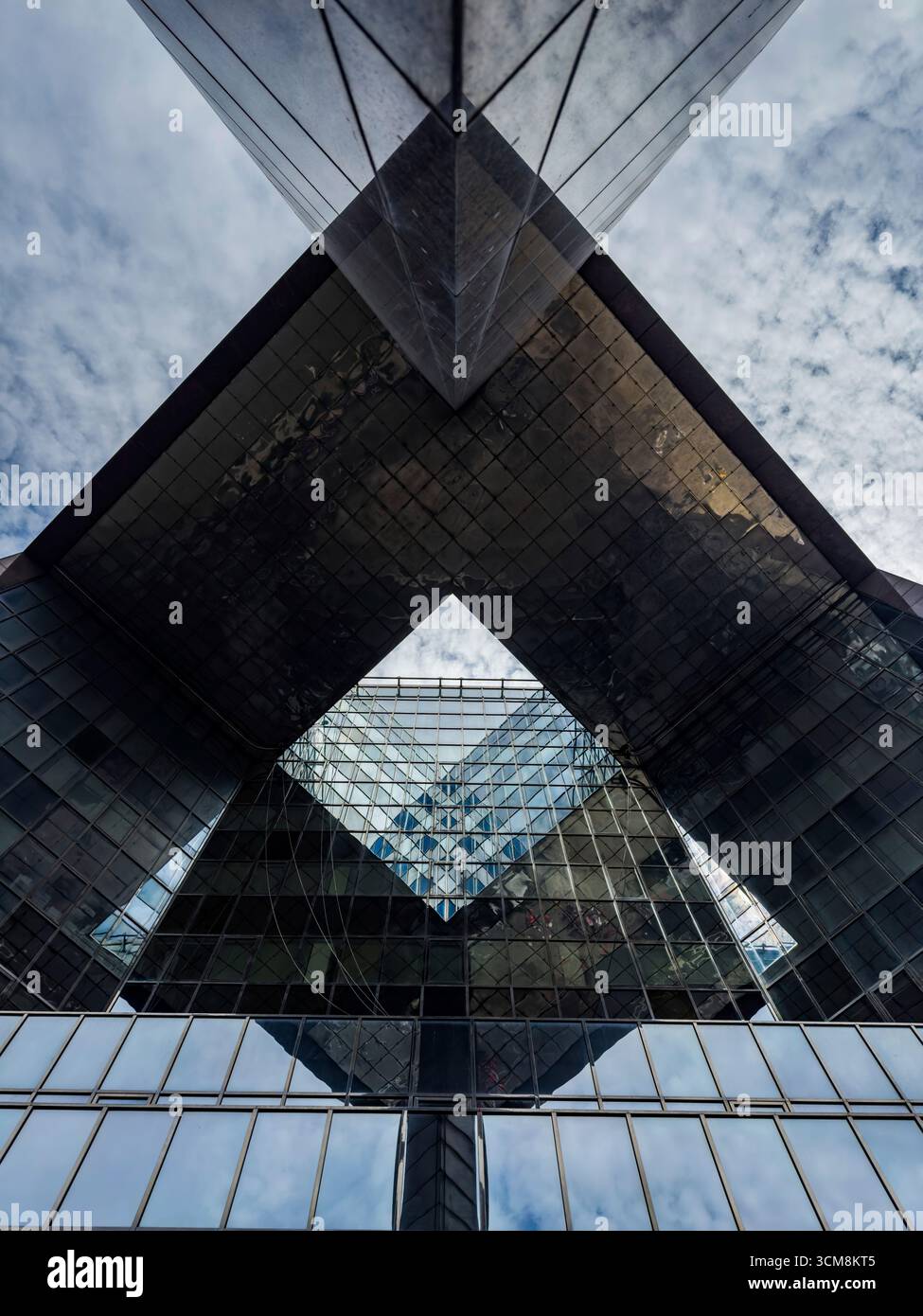 Large office building uk hi-res stock photography and images - Alamy