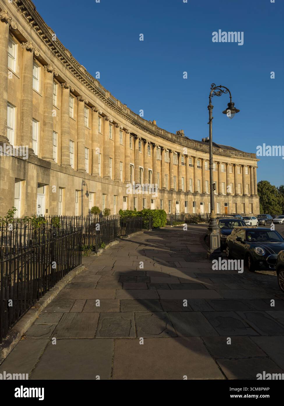 Town houses in crescent hi-res stock photography and images - Alamy