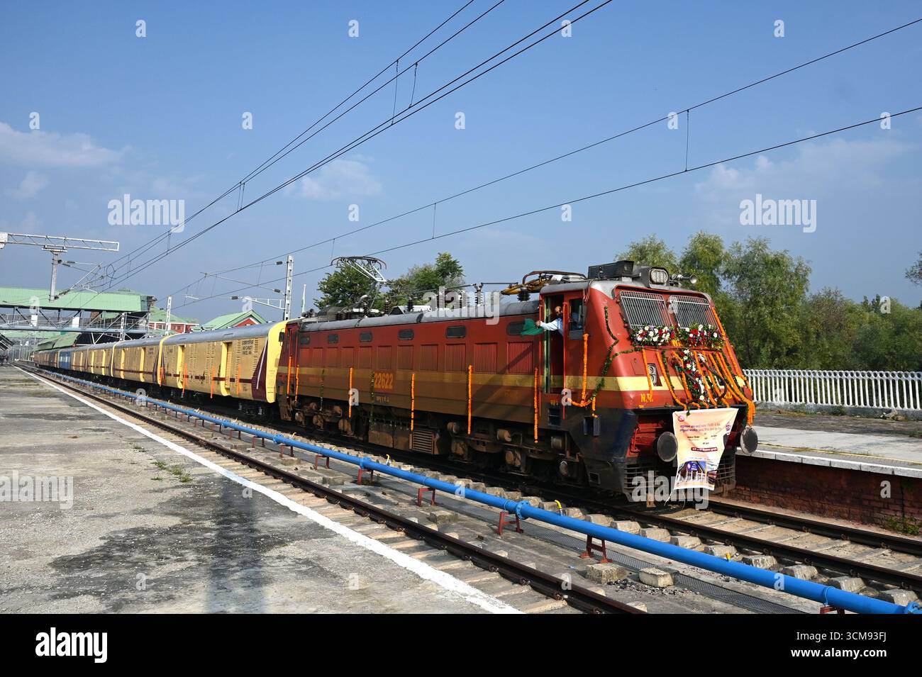 SRINAGAR, INDIA - SEPTEMBER 15: The Joint Parcel Product - Rapid Cargo ...