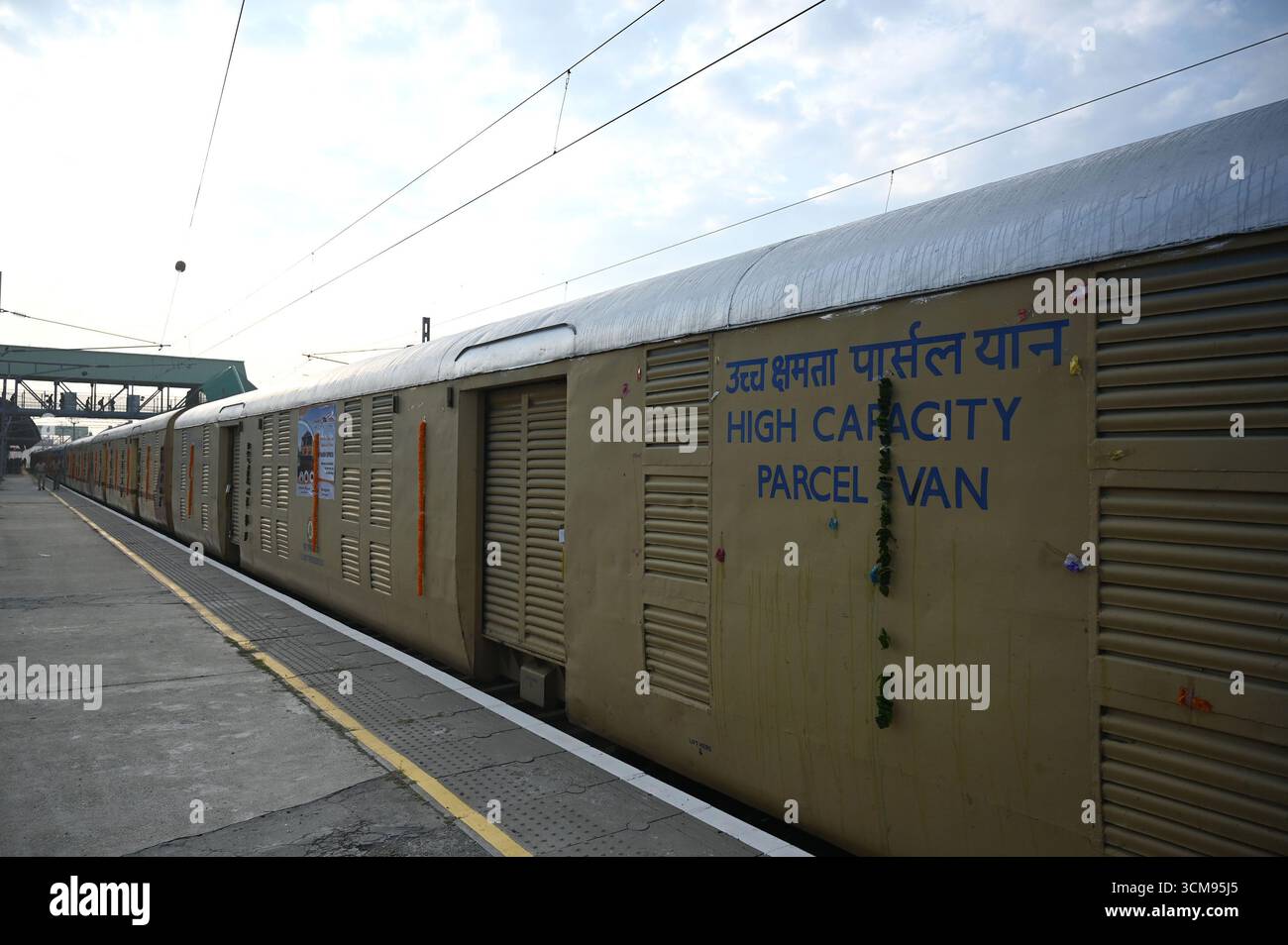SRINAGAR, INDIA - SEPTEMBER 15: The Joint Parcel Product - Rapid Cargo ...