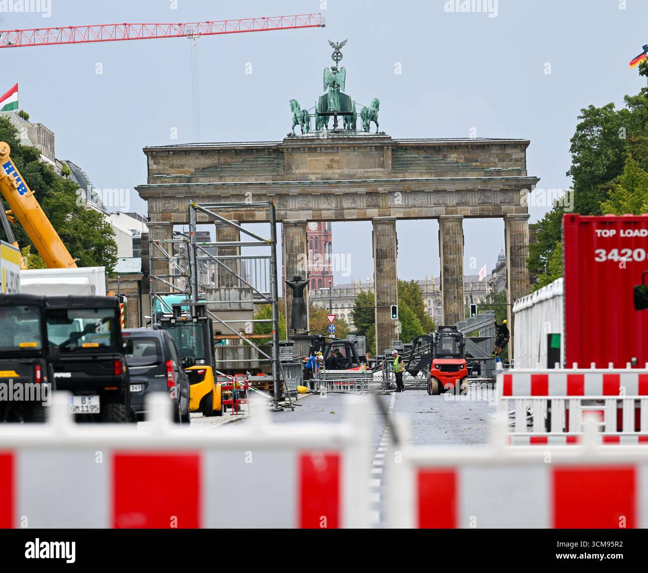 15 September 2025, Berlin: The Straße des 17. Juni is closed between ...