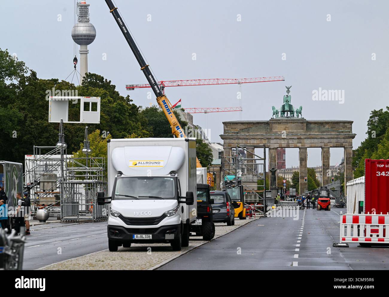 15 September 2025, Berlin: The Straße des 17. Juni is closed between ...