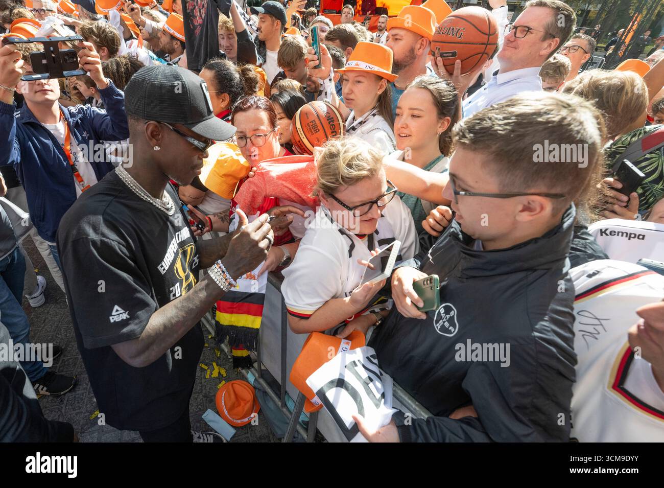 15 September 2025, Hesse, Frankfurt/Main: Captain Dennis Schröder signs ...