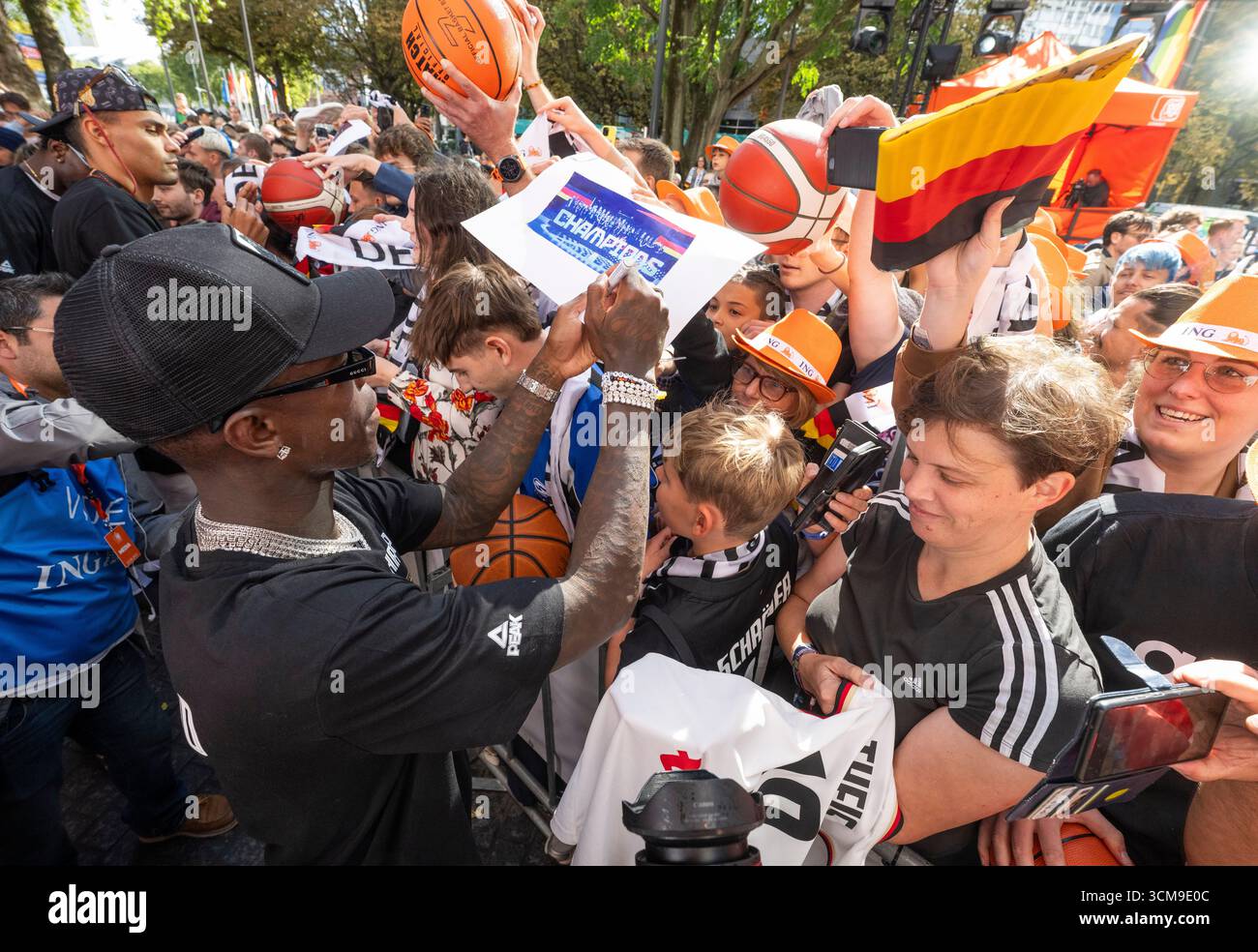 15 September 2025, Hesse, Frankfurt/Main: Captain Dennis Schröder signs ...