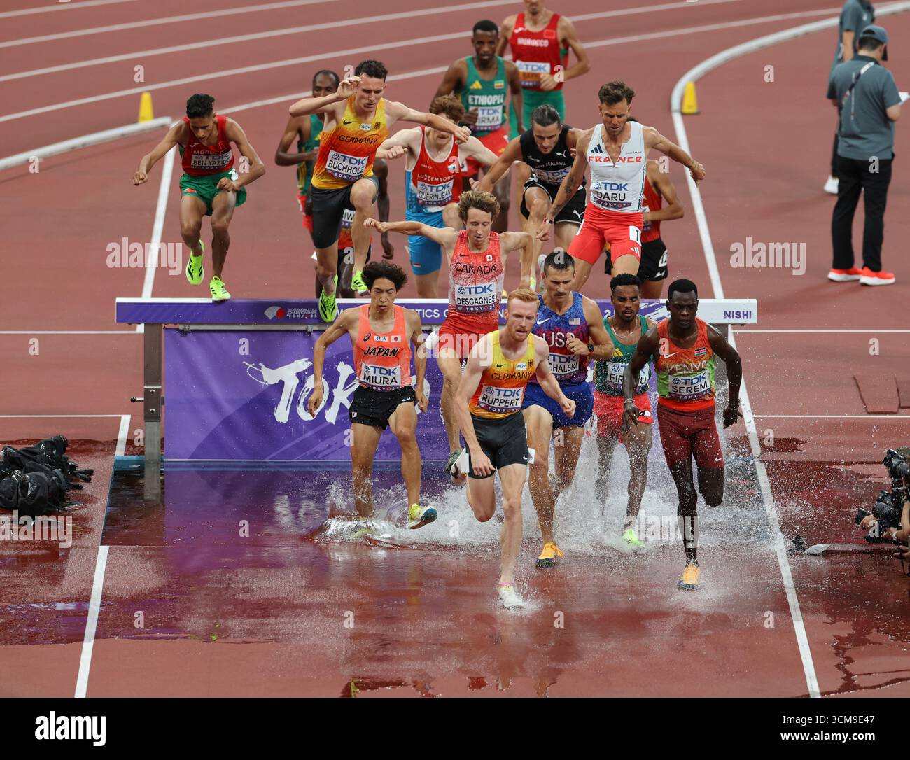 Athletes compete in the men's 3000 meters steeplechase final at the ...