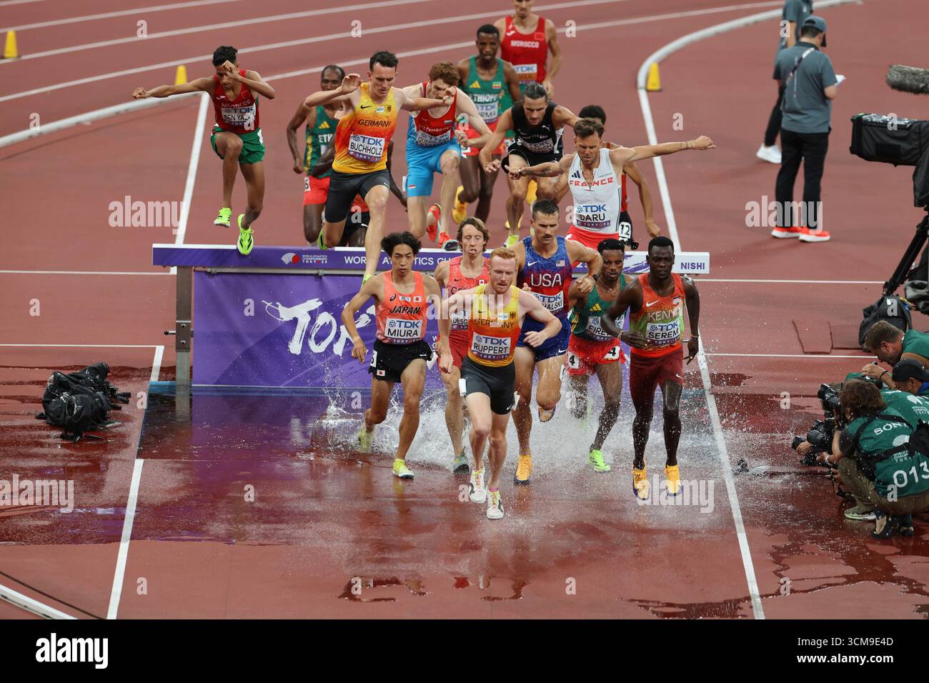 Athletes compete in the men's 3000 meters steeplechase final at the ...
