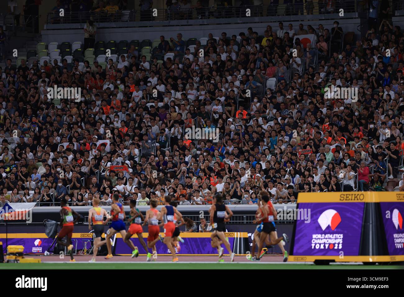 A large crowd watches men's 3000 meters steeplechase final at Japan ...