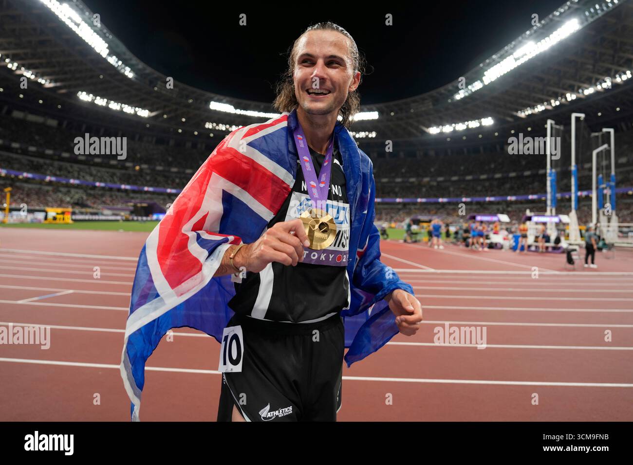 Gold medalist New Zealand's Geordie Beamish celebrates after winning ...