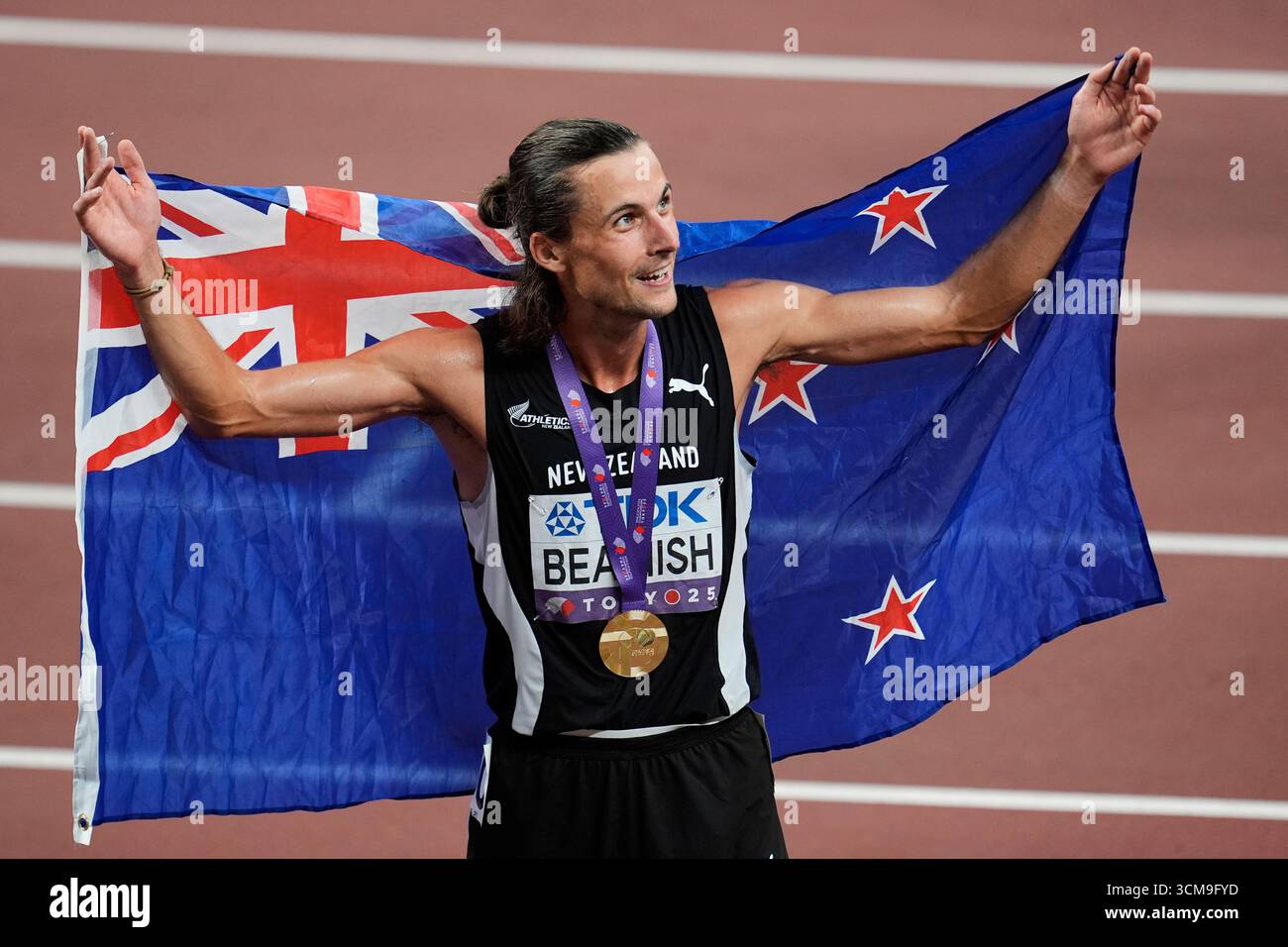 New Zealand's Geordie Beamish celebrates with his gold medal after ...