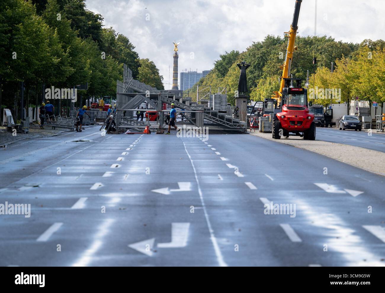 15 September 2025, Berlin: The Straße des 17. Juni is closed between ...