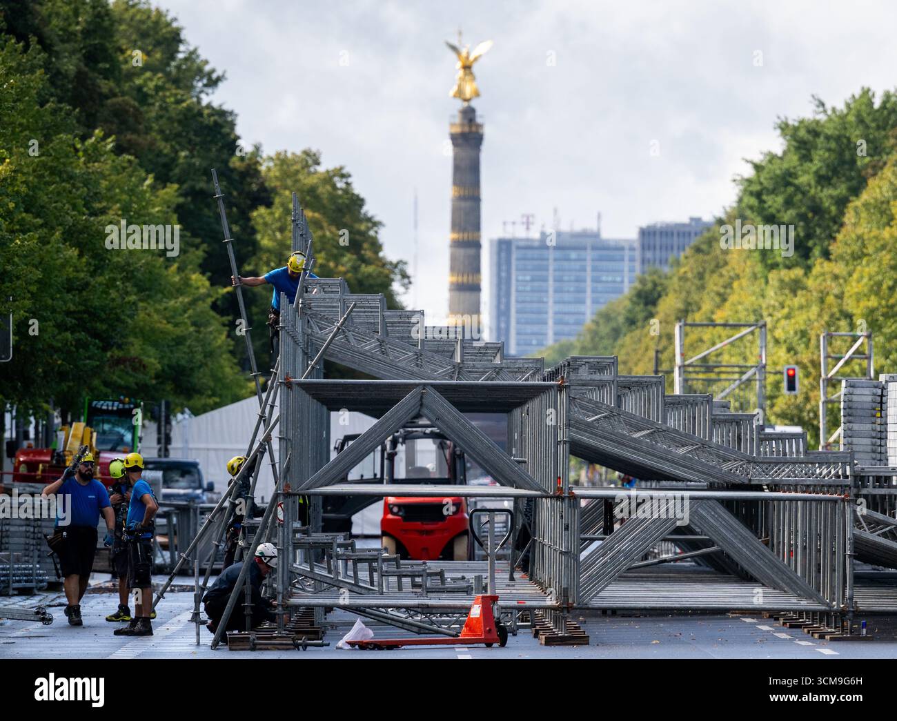 15 September 2025, Berlin: The Straße des 17. Juni is closed between ...