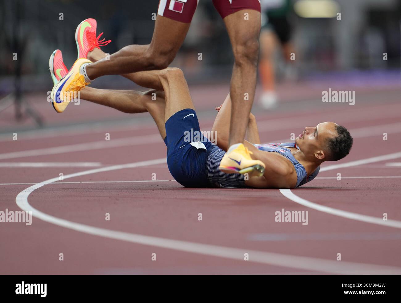 (250915) -- TOKYO, Sept. 15, 2025 (Xinhua) -- Tyri Donovan of Britain falls down during the men ...