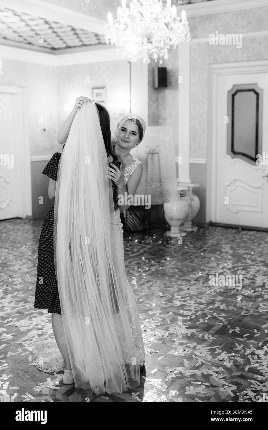 wedding ceremony of removing the bride's veil at midnight Stock Photo ...