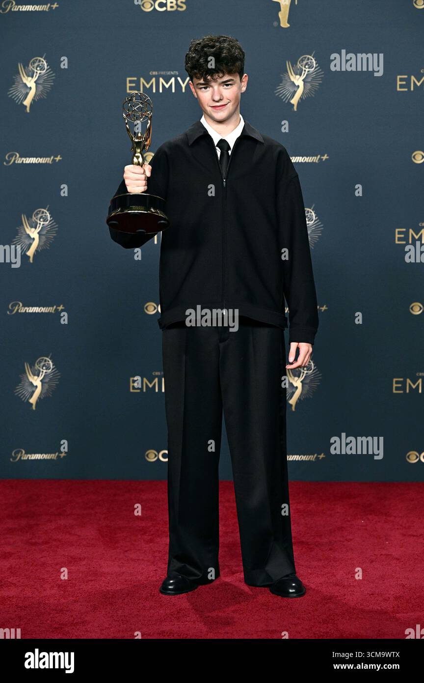 Owen Cooper mit dem Emmy für den besten Nebendarsteller in der Mini ...