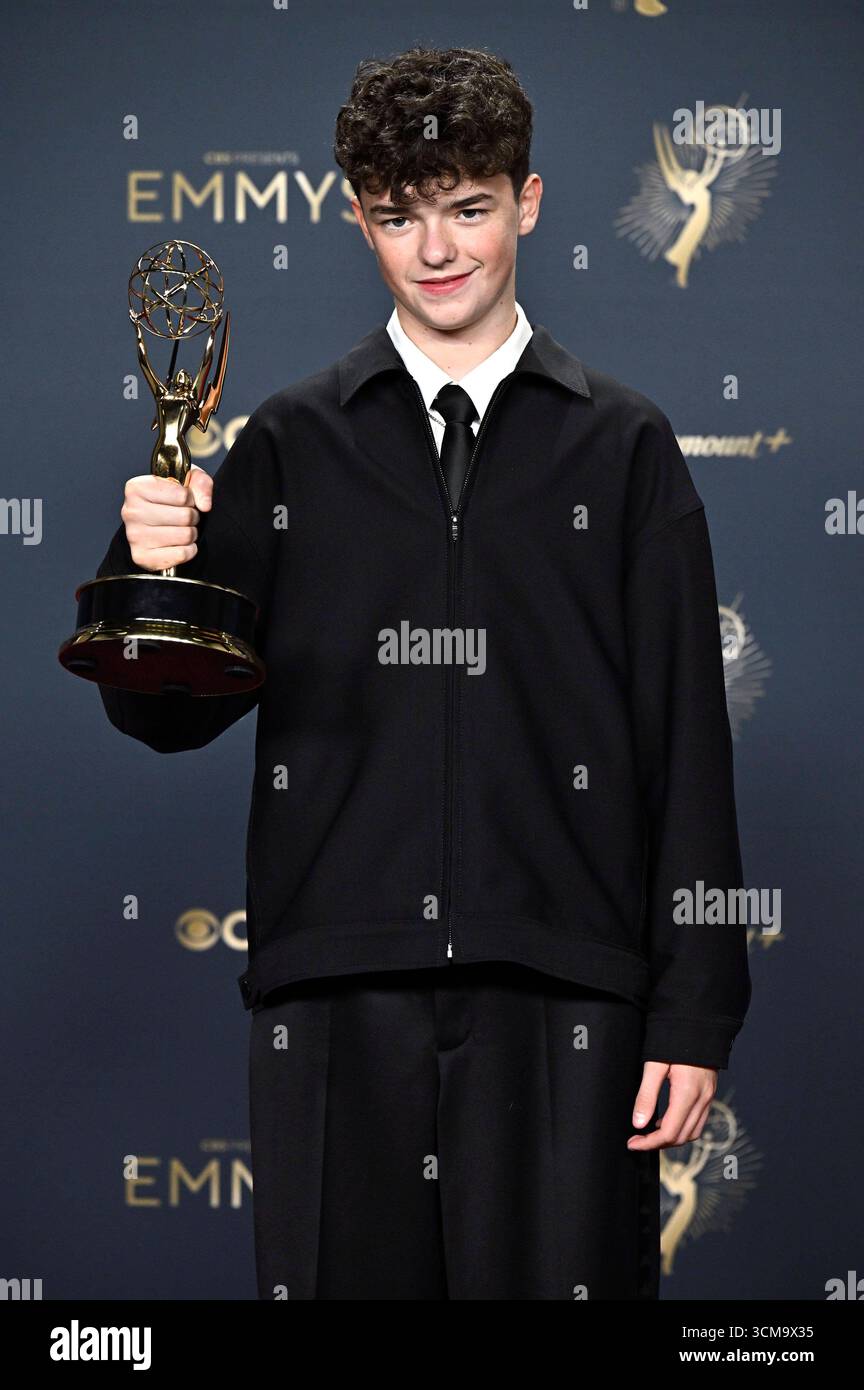 Owen Cooper mit dem Emmy für den besten Nebendarsteller in der Mini ...