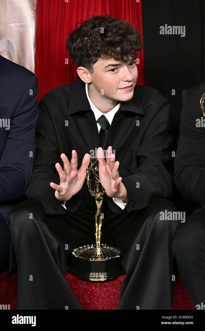 Owen Cooper mit dem Emmy für den besten Nebendarsteller in der Mini ...