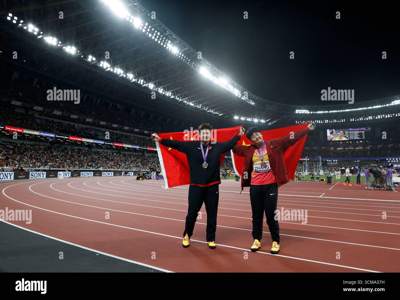 (250915) -- DONGJING, Sept. 15, 2025 (Xinhua) -- Zhao Jie (L), Zhang Jiale of China celebrate ...