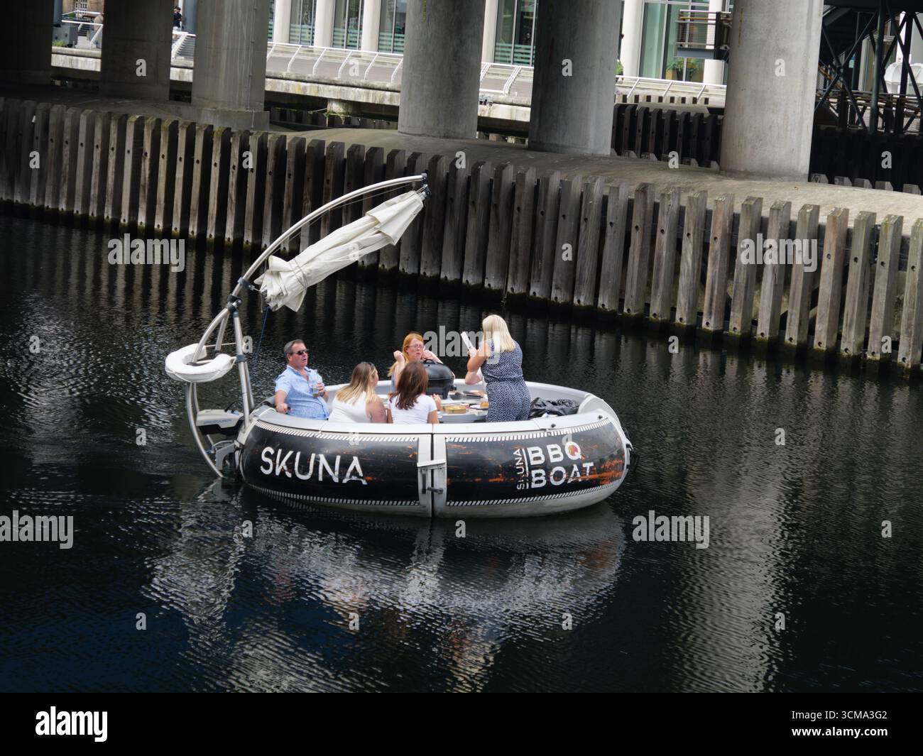 Igloo boat hi-res stock photography and images - Alamy